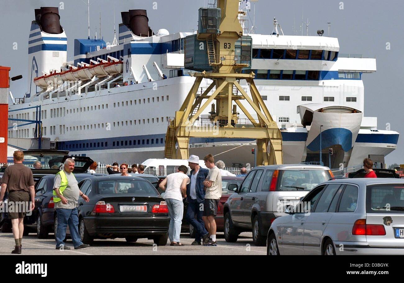 (dpa) - Passengers wait for the gas turbine ship Finnjet of Silja Line ...