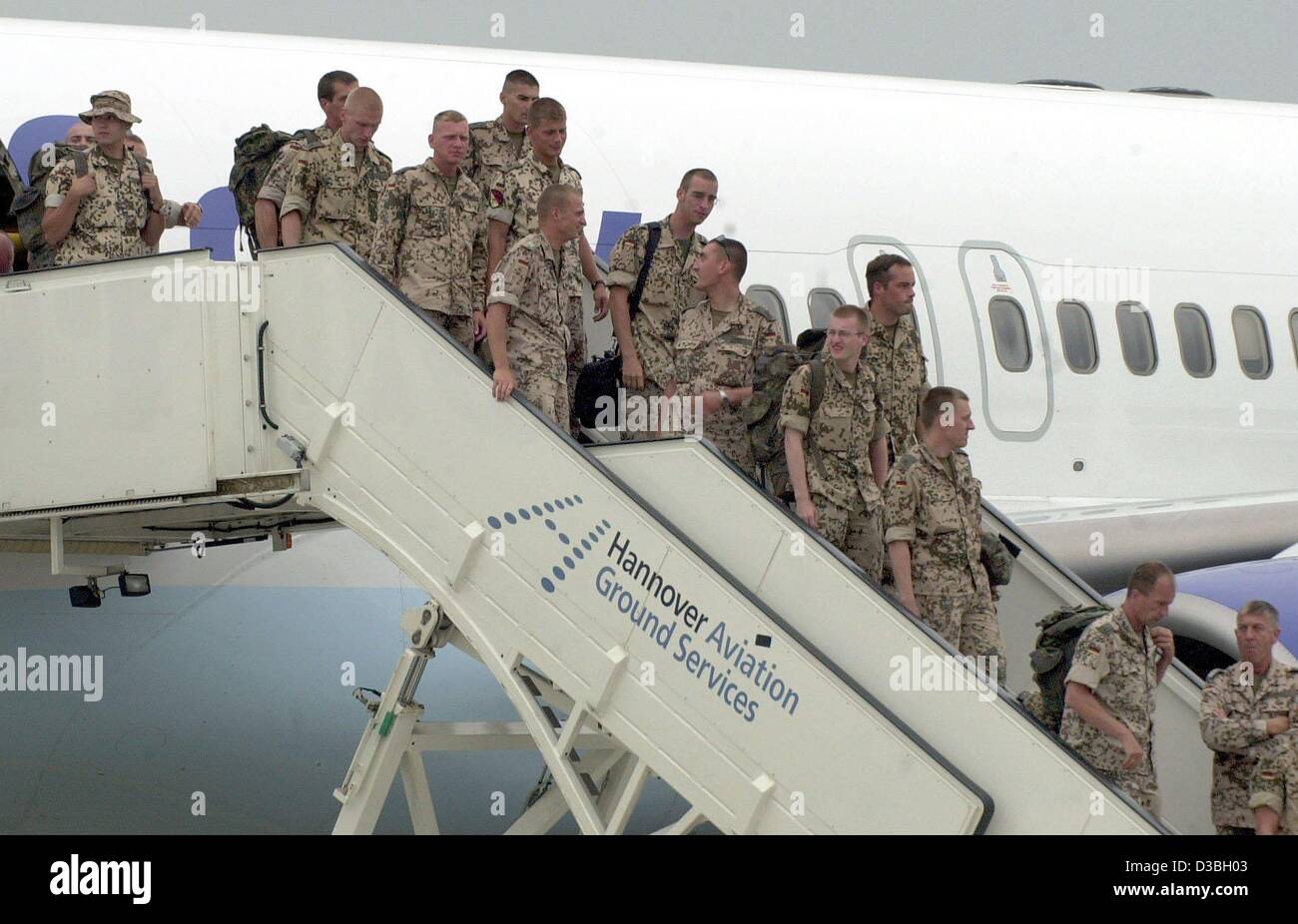 (dpa) - German soldiers are walking down a gangway after returning from ...