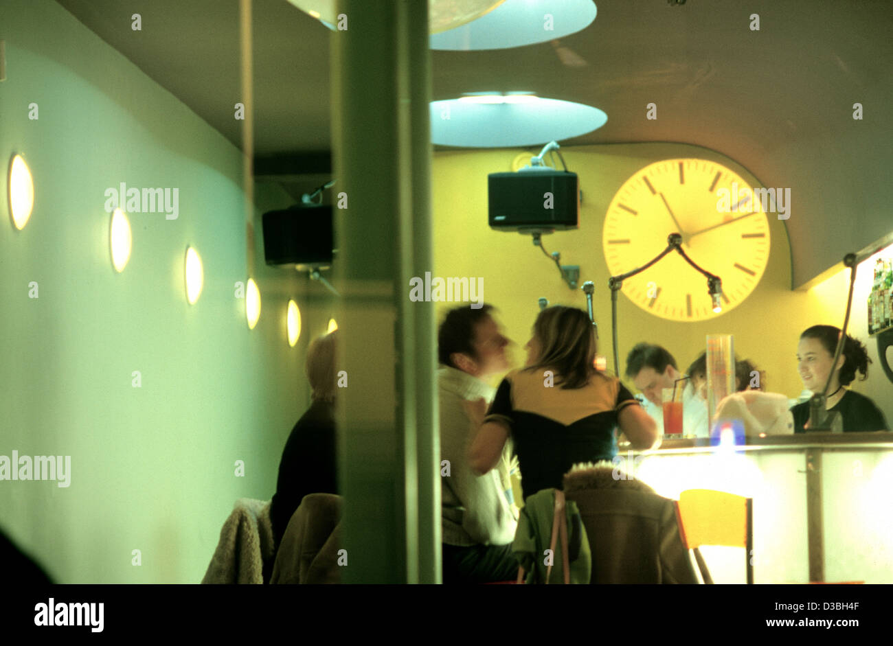 A London bar in the 90s Stock Photo - Alamy