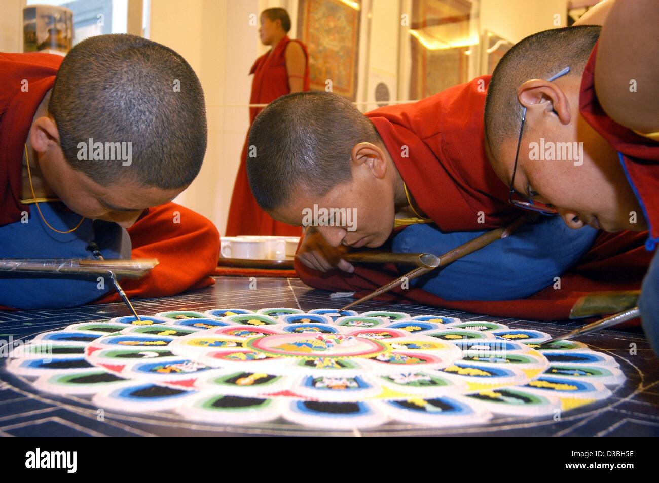 Tibetan sand mandala hi-res stock photography and images - Alamy