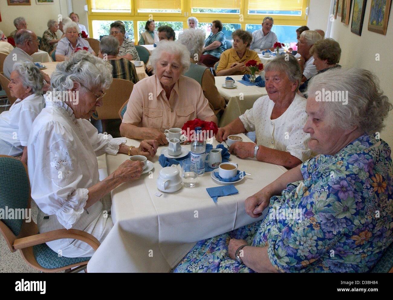 (dpa) - Senior citizens meet up for a coffee party in a community ...