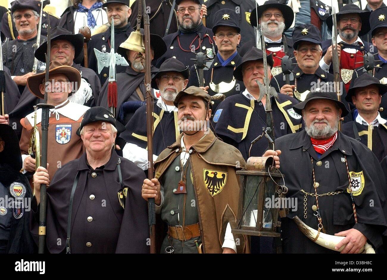 (dpa) - Nightwatches from several European countries pose with halberds ...