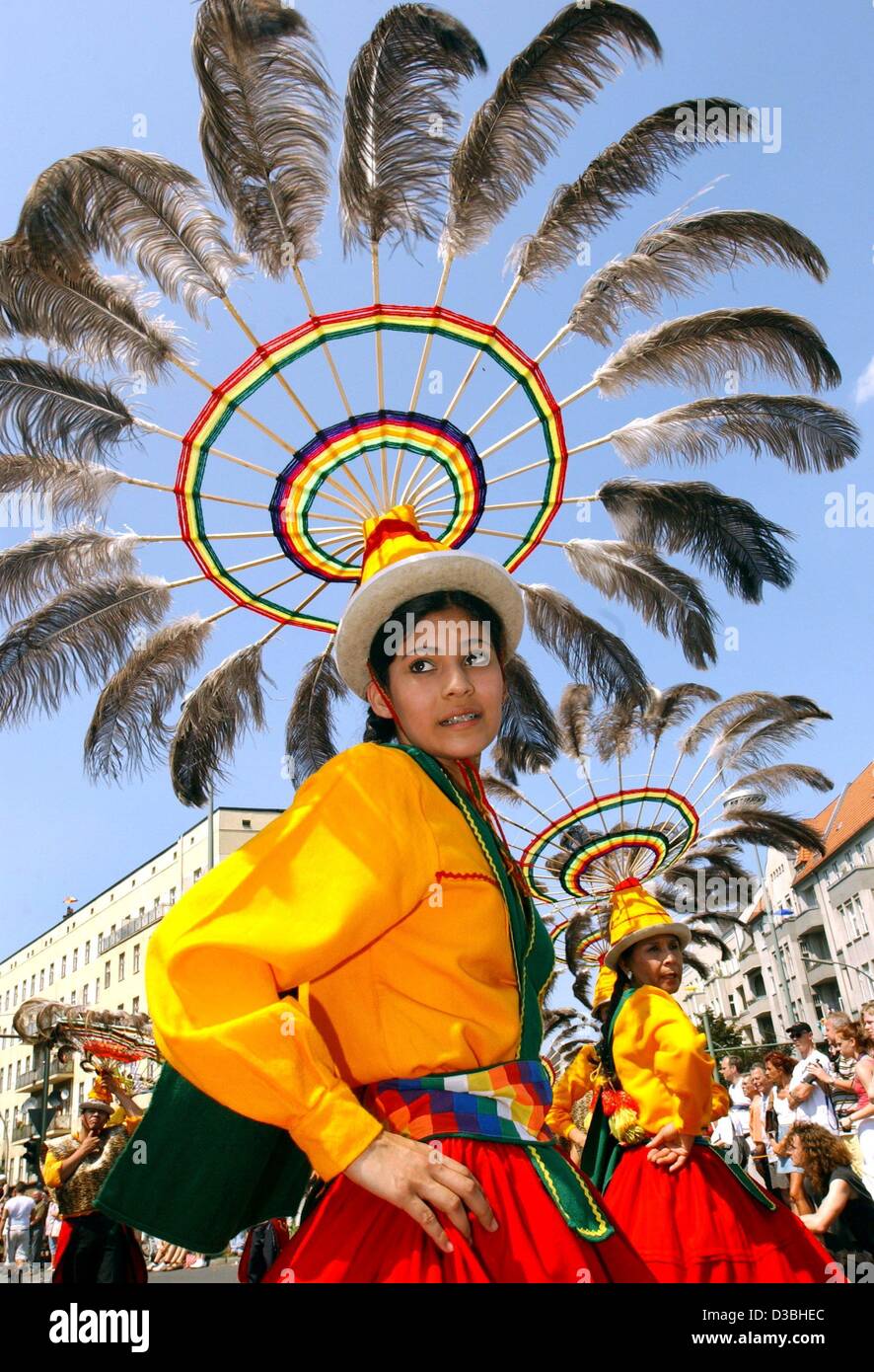Bolivian women young hi-res stock photography and images - Alamy