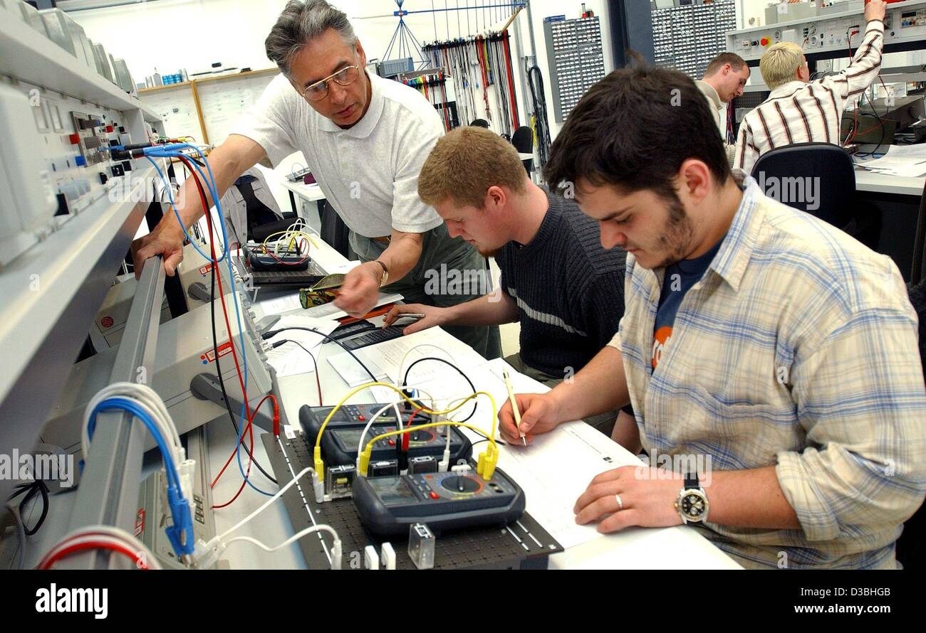 (dpa) - Lecturer Rolf Paul (L) teaches students the basics of ...