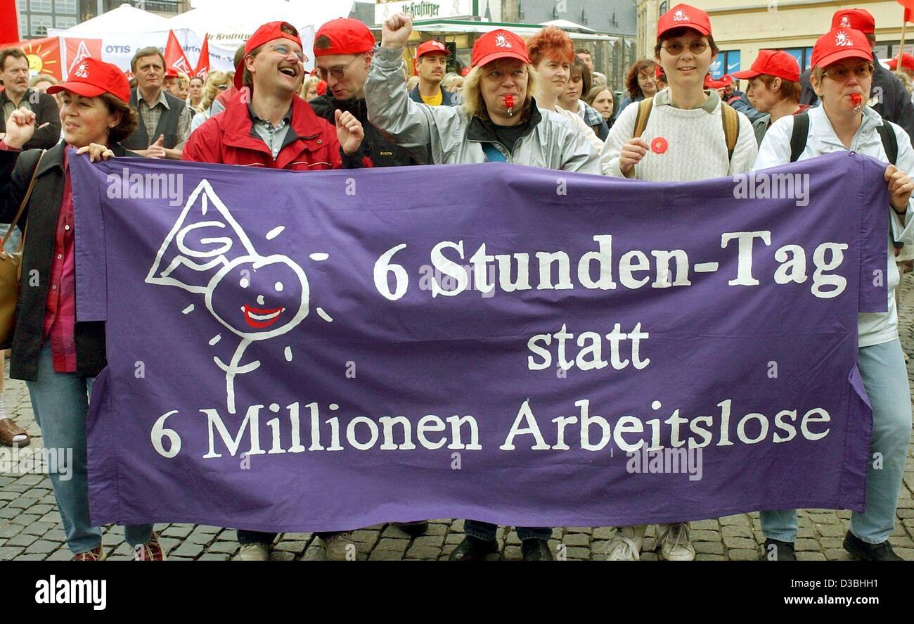 (dpa) - Participants of a demonstration of the German metal workers ...