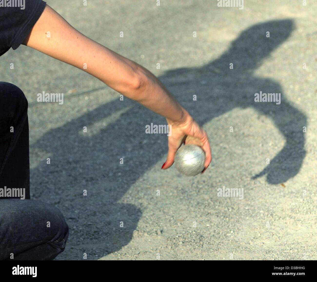 (dpa) - A player holds a metal boules in his hand, ready to throw ...