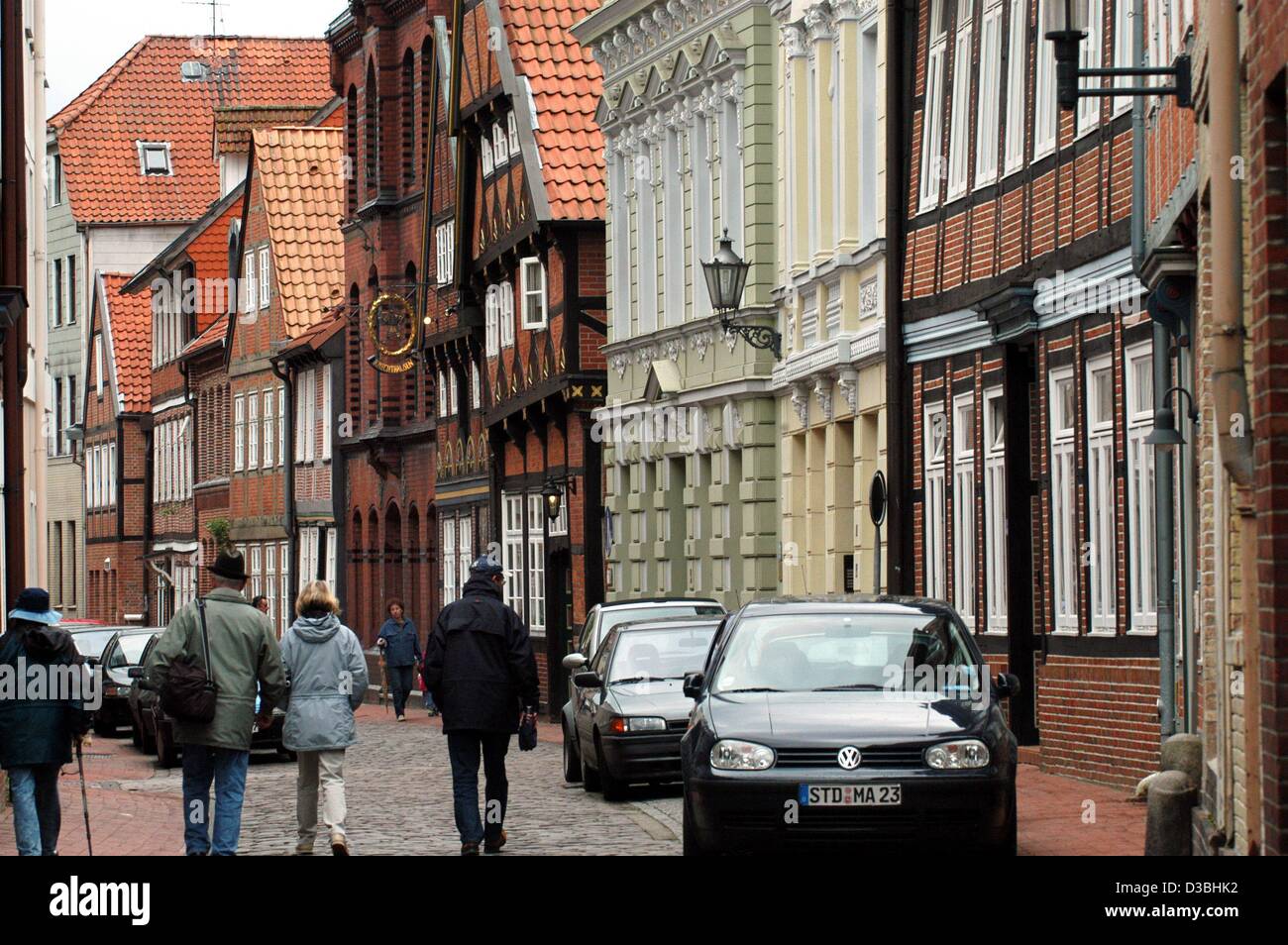 (dpa) - People walk through a street in the historic old town of Stade ...