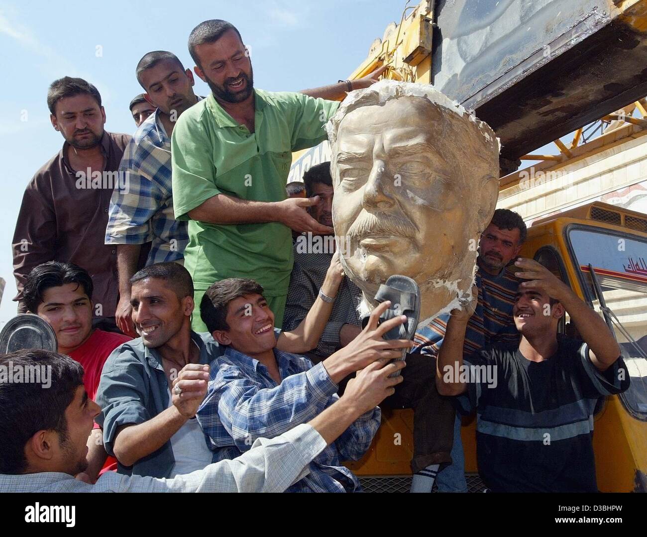 Statue of president saddam hussein hi-res stock photography and images ...