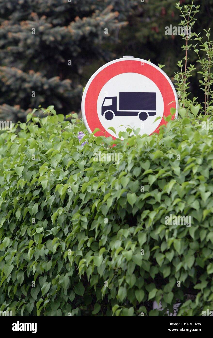 (dpa) - A road sign, which indicates that the passage for lorries is ...