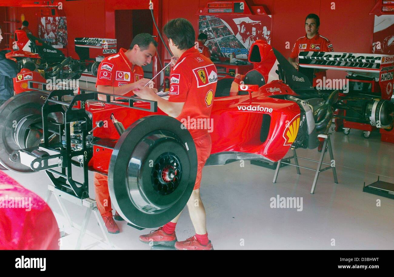 (dpa) - Ferrari mechanics work on the new Ferrari race car F2003-GA of ...