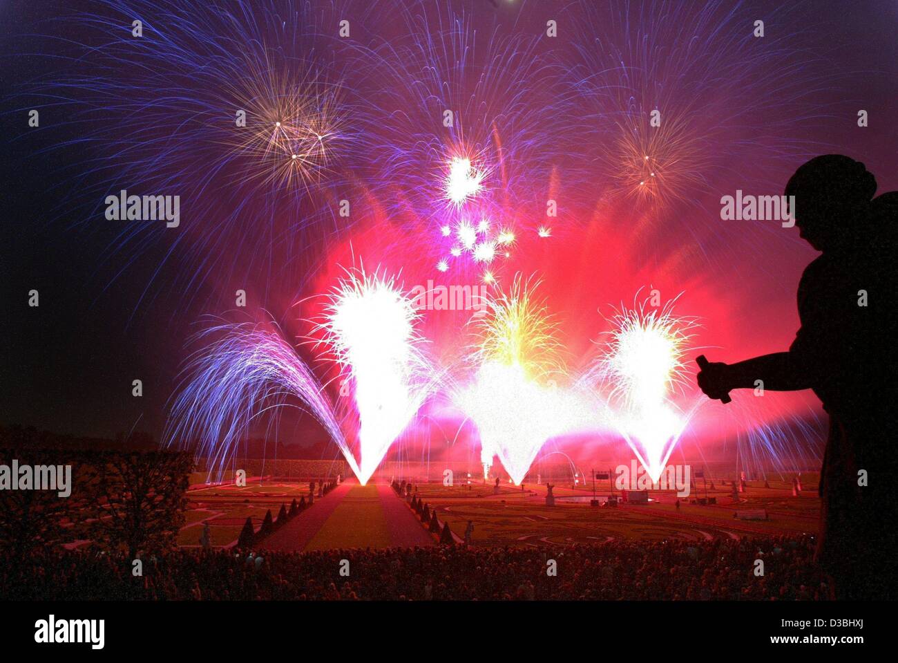 (dpa) - At the opening of the 13th international firework competition ...