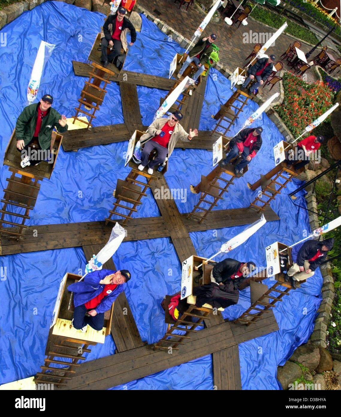 World pole sitting championships hi-res stock photography and images ...