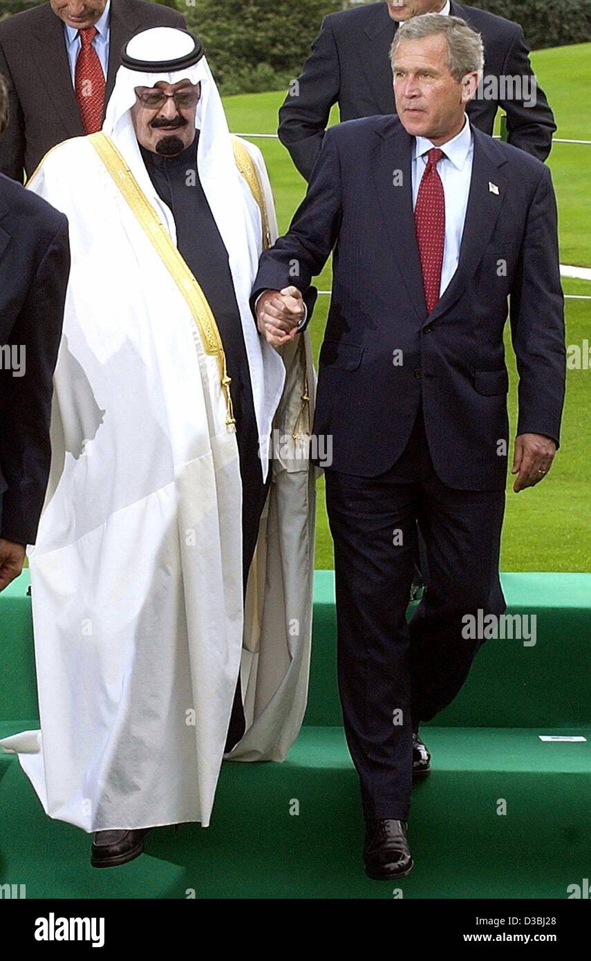 (dpa) - US President George W. Bush (R, front) assists Saudi Arabian ...