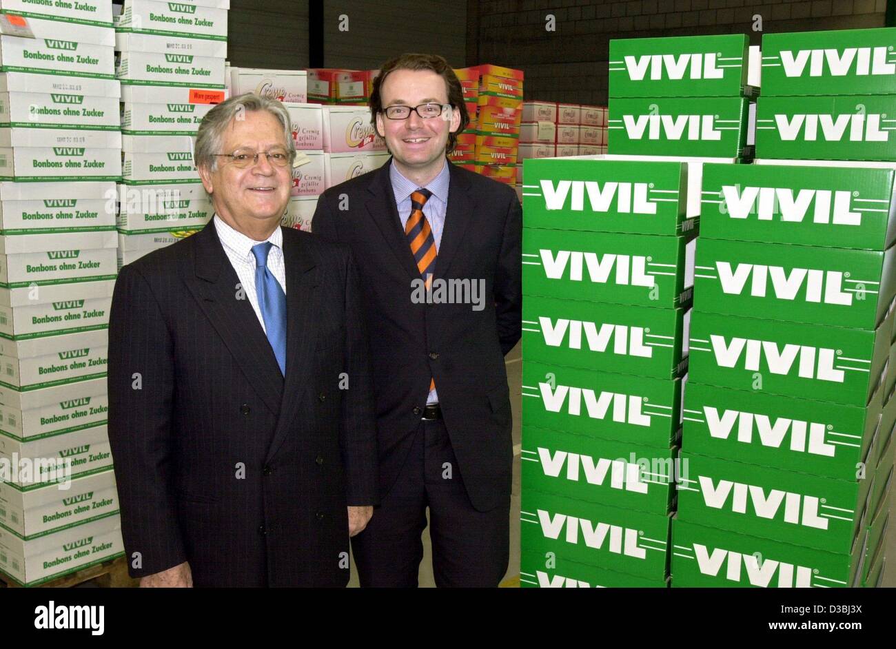 (dpa) - Axel Mueller-Vivil (L), Chairman of the German candy and drops ...