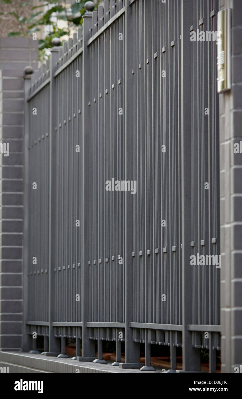 Metal fence Part of a metal grid fence Stock Photo - Alamy