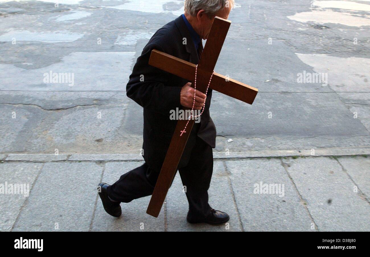 Cross in square hi-res stock photography and images - Alamy