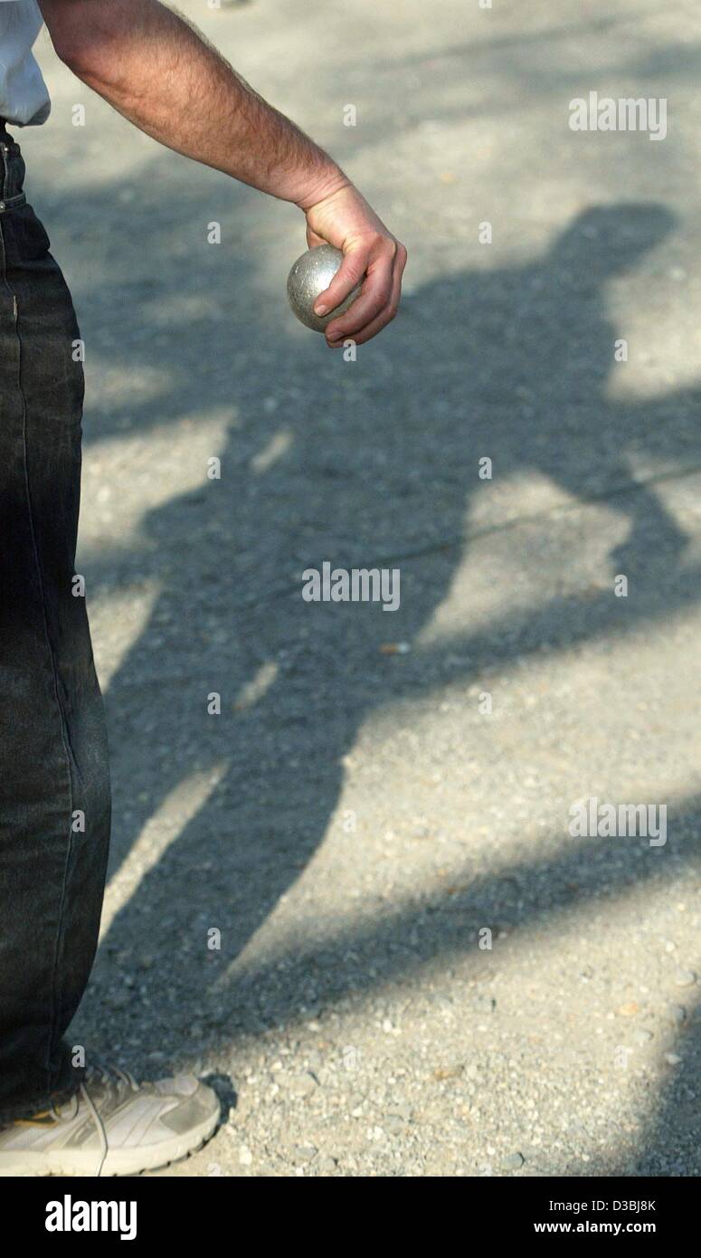 (dpa) - A player holds a metal boules in his hand, ready to throw ...