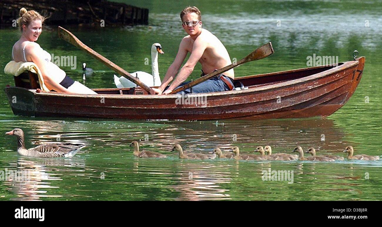 Rowing boat garden hi-res stock photography and images - Alamy