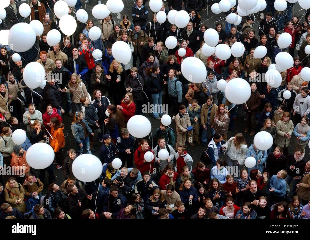 (dpa) - The pupils of the Liebfrauen School let fly 500 white balloons ...