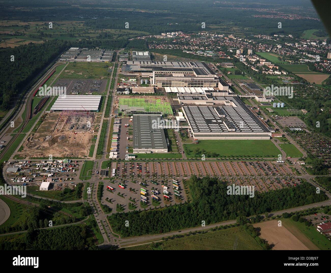 (dpa files) - An aerial view shows the Mercedes Benz (DaimlerChrysler ...