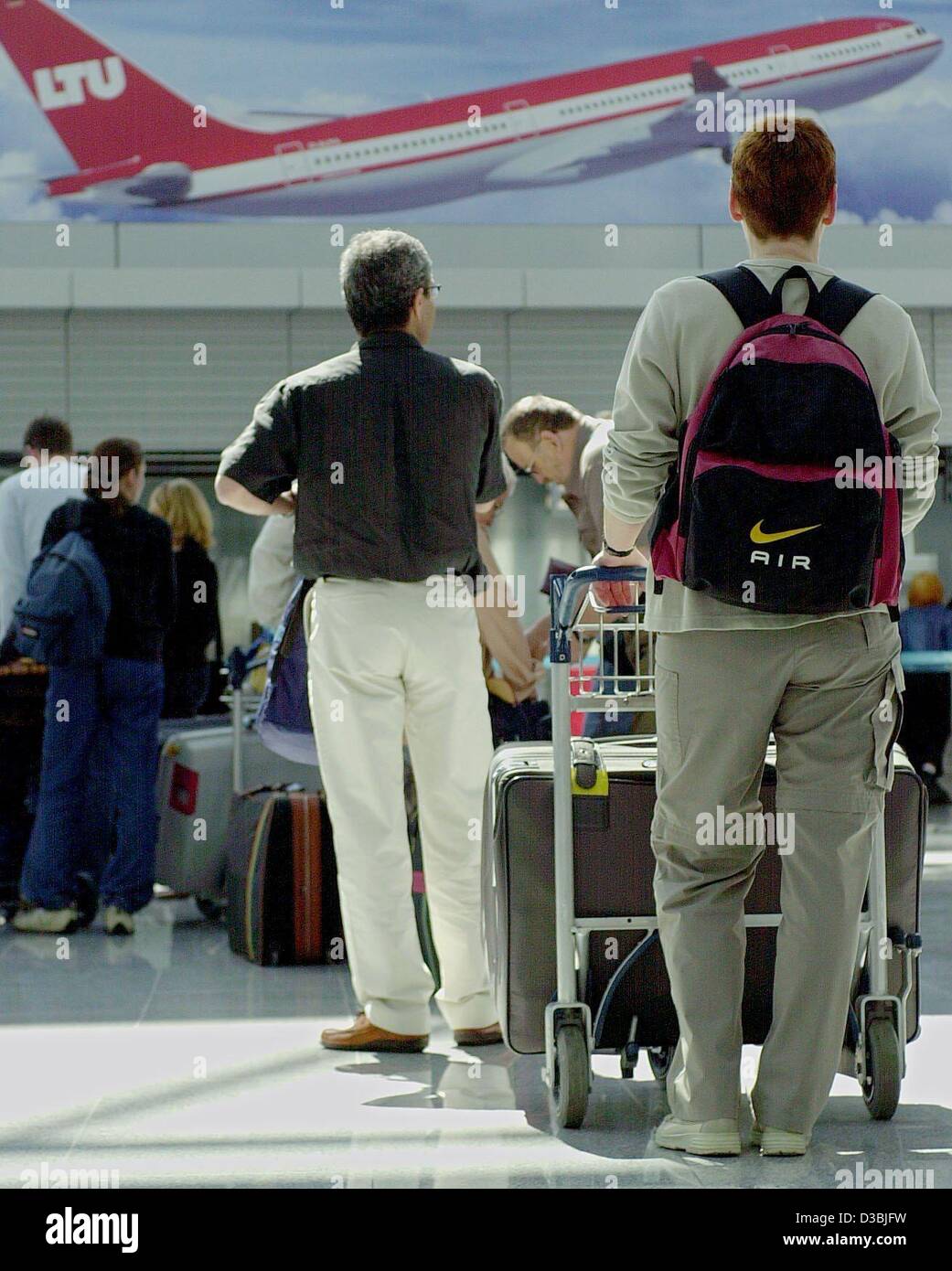 Flying check in hi-res stock photography and images - Alamy