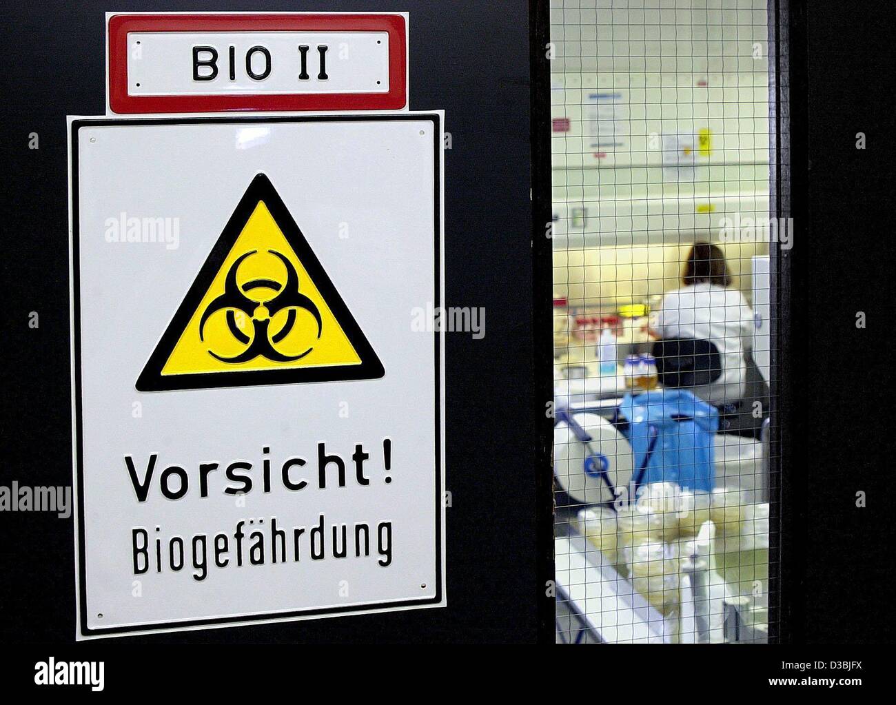 (dpa) - A view through the door of the laboratory with a sign attached ...