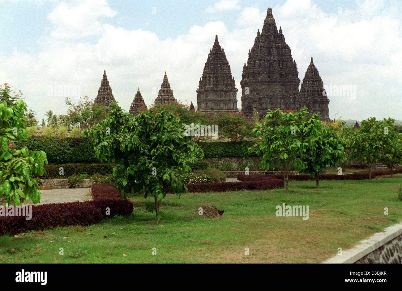(dpa files) - A view of the Buddhist monument of Borobudur on the ...