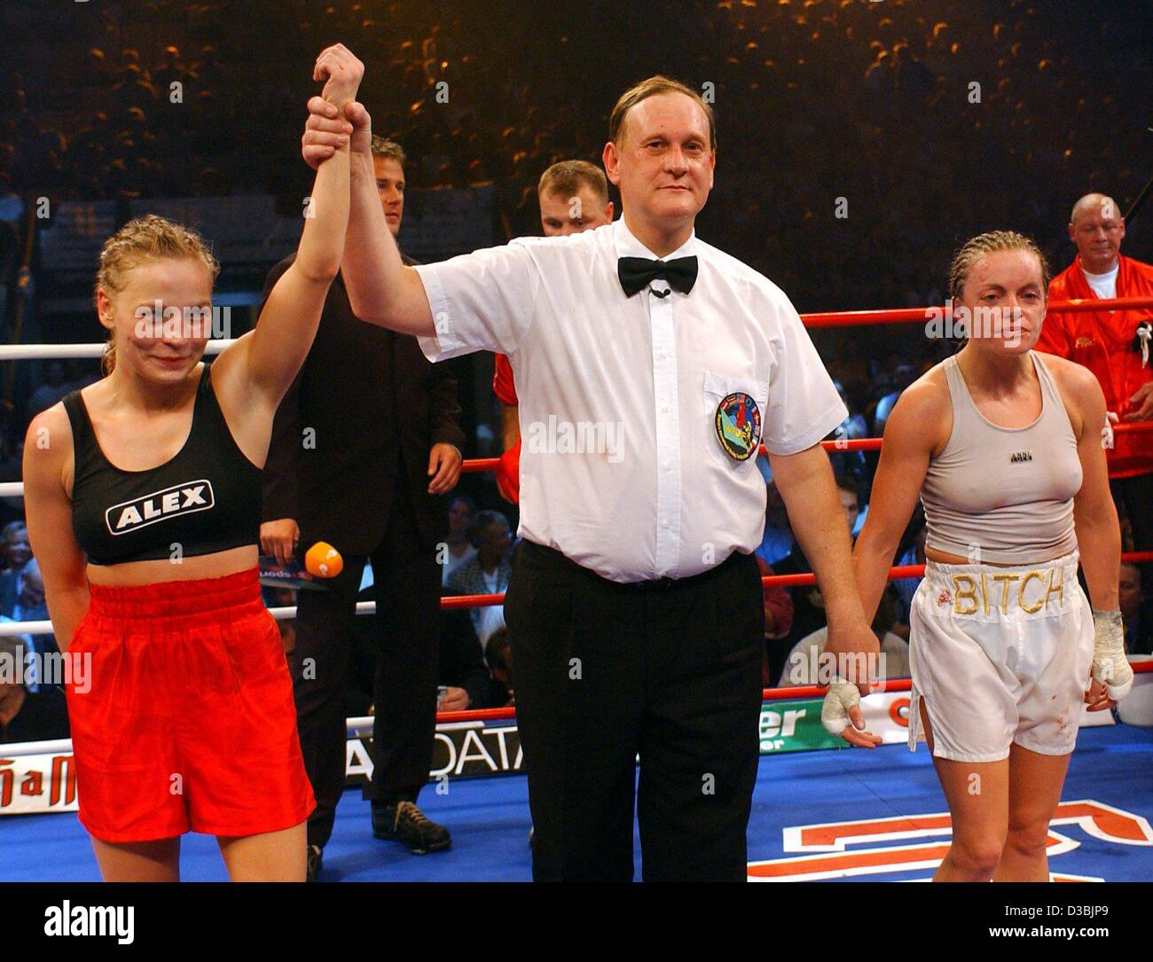 (dpa) - The referee declares German boxing pro Regina Halmich (L) the ...