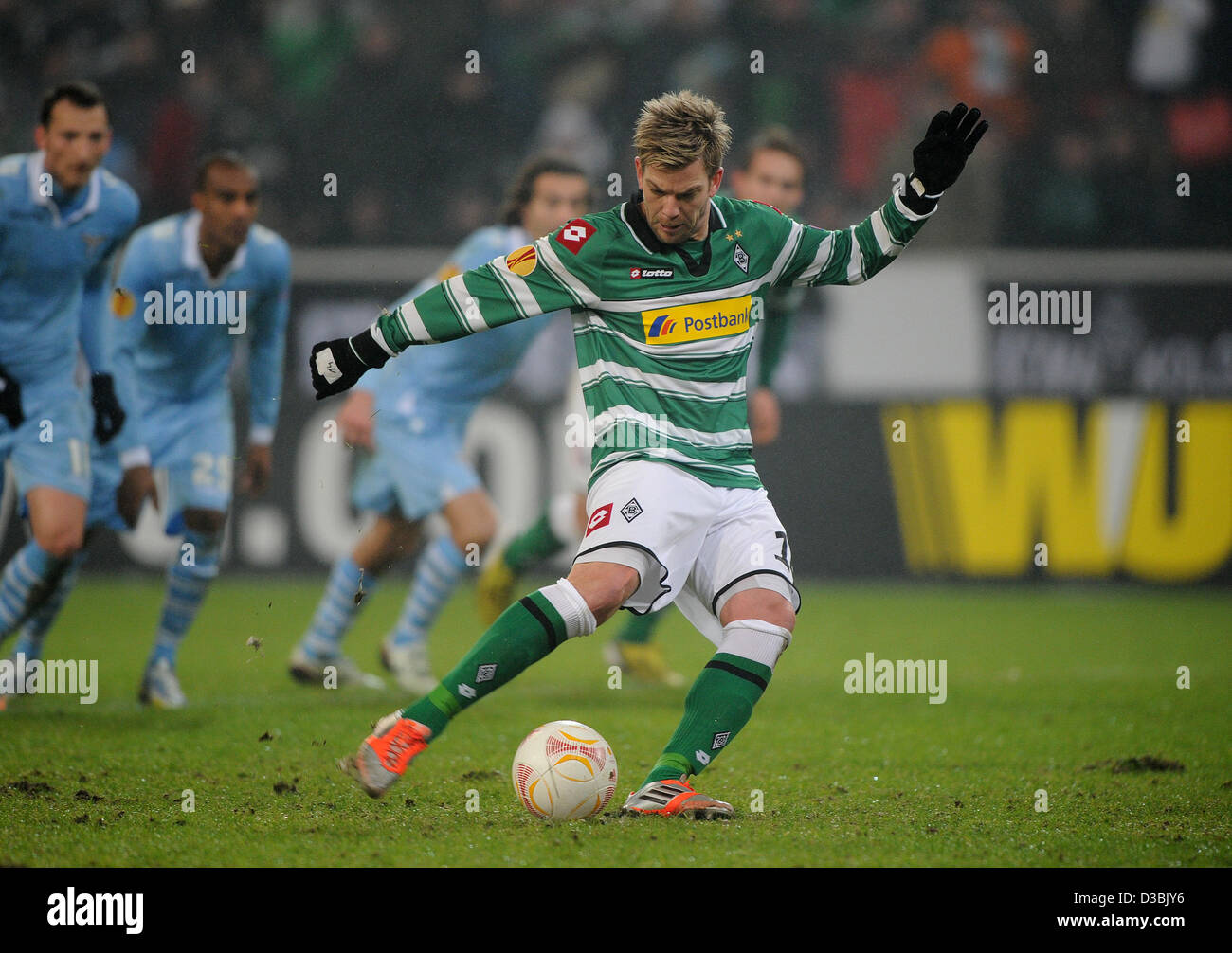 Moenchengladbach's Thorben Marx scores his team's second goal through ...