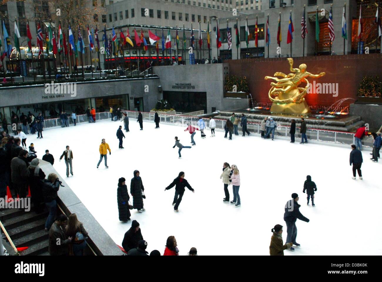 Golden statue rockefeller center ice hi-res stock photography and ...