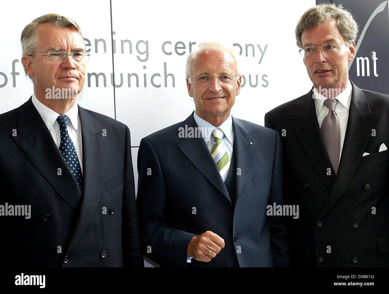 (dpa) - The Bavarian Prime Minister Edmund Stoiber (C) opens together ...