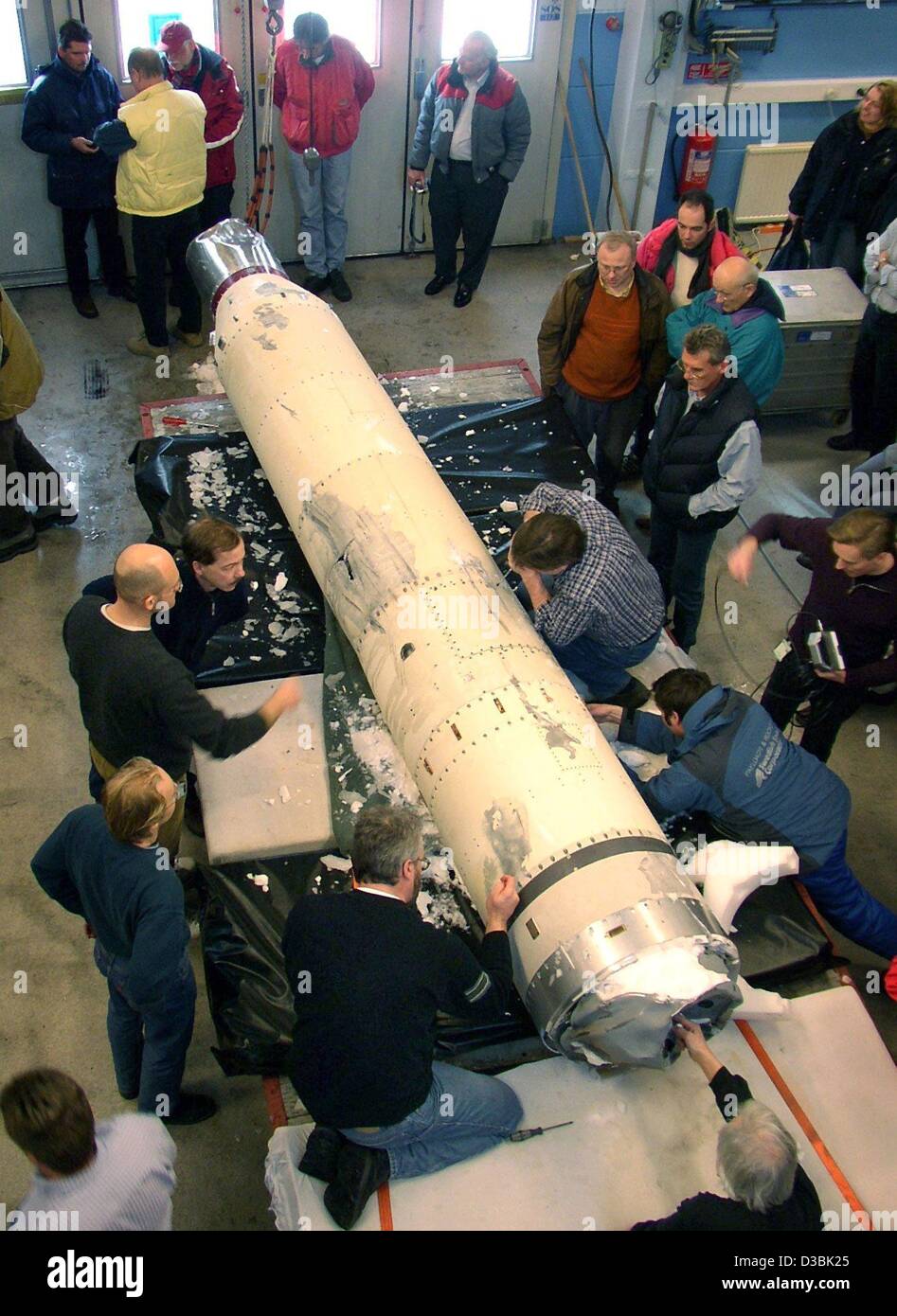 (dpa) - The 17 m high solid-fueled rocket Maxus 5 is examined after a ...