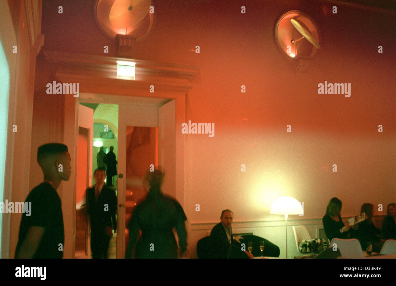 A London bar in the 90s Stock Photo - Alamy