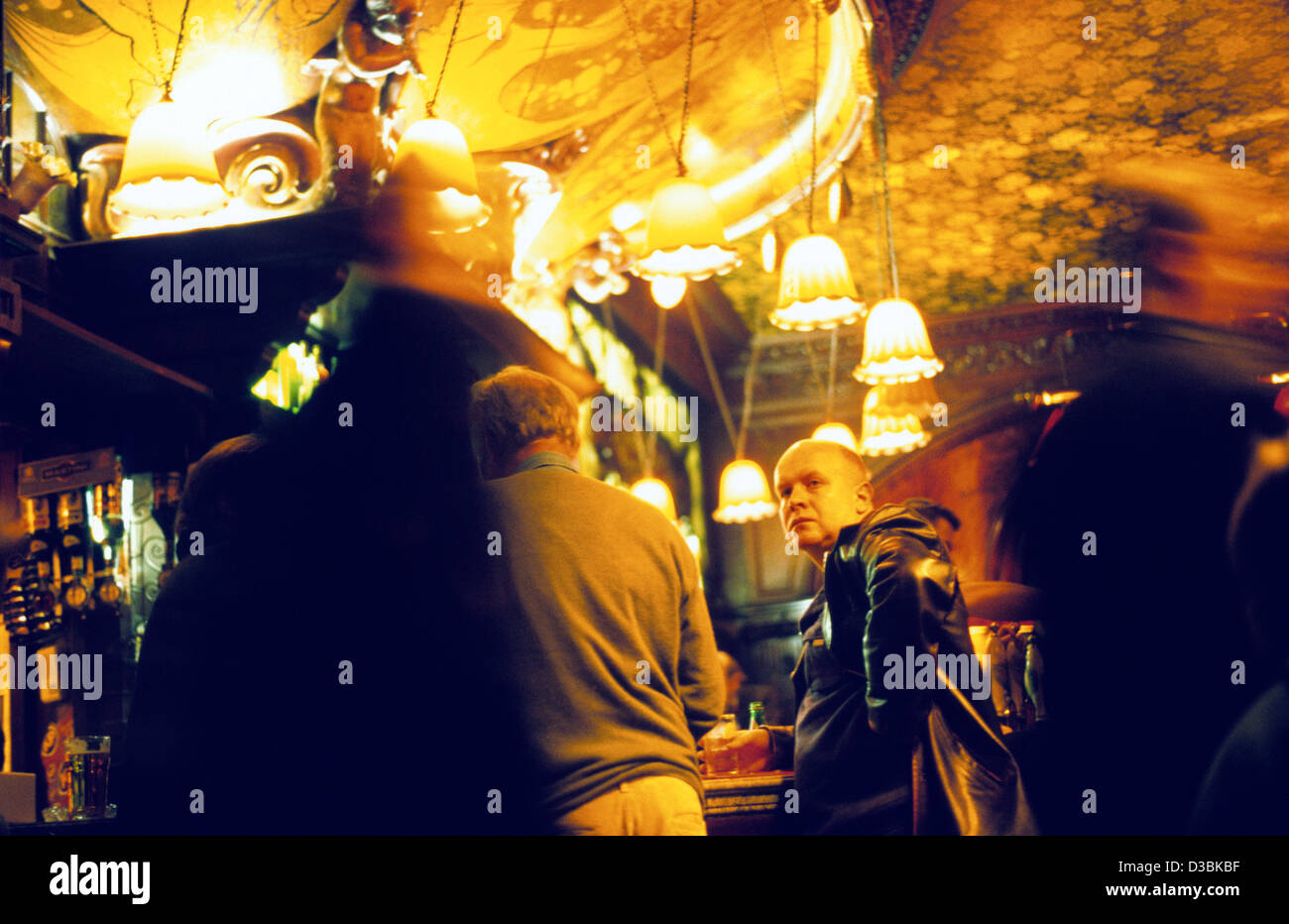 A London bar in the 90s Stock Photo - Alamy