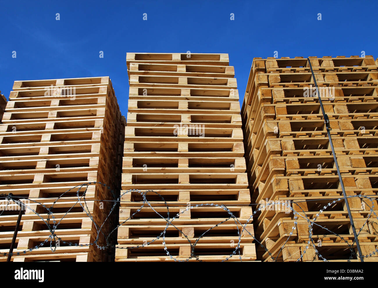 many wooden pallets placed in warehouse coutyard Stock Photo - Alamy