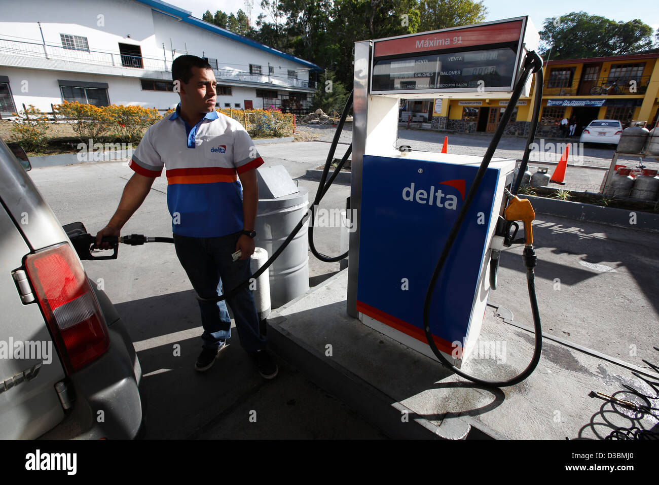 Pumping gas hi-res stock photography and images - Alamy