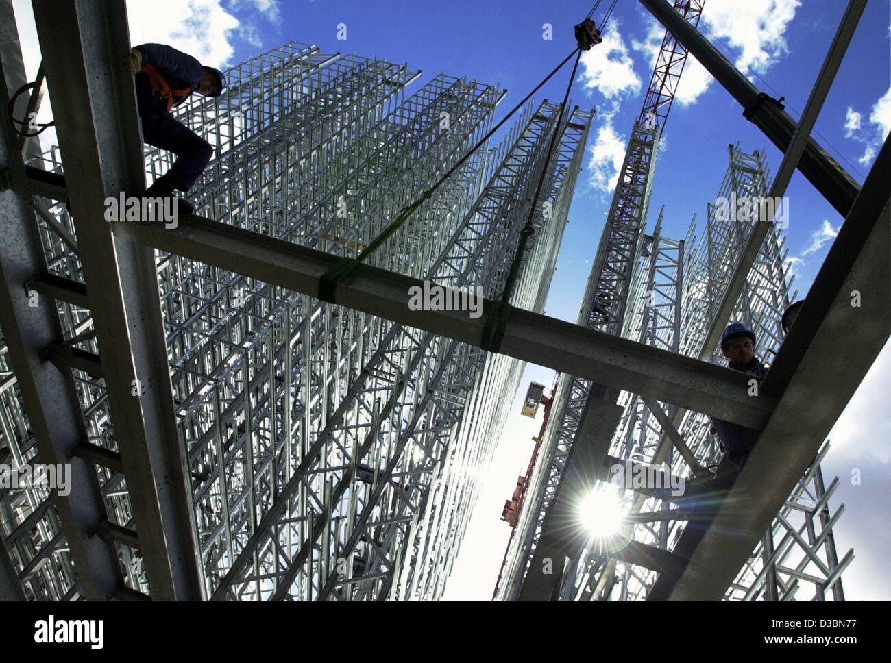 (dpa) - Construction workers mount steel beams for a high rack ...
