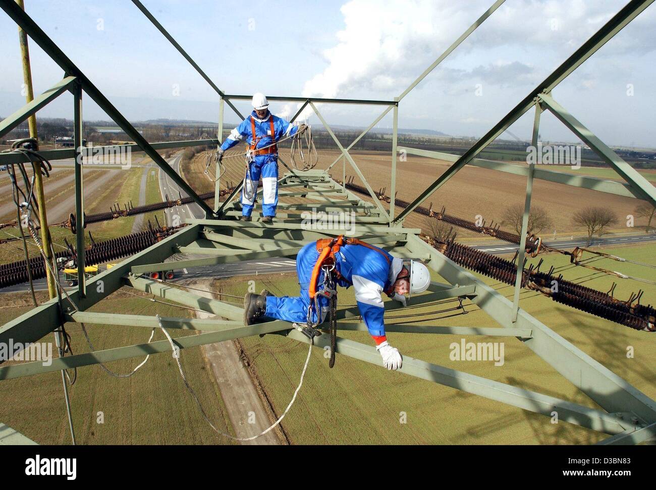(dpa) - Gerd Luengen and Herman-Josef Bloch (front), service ...