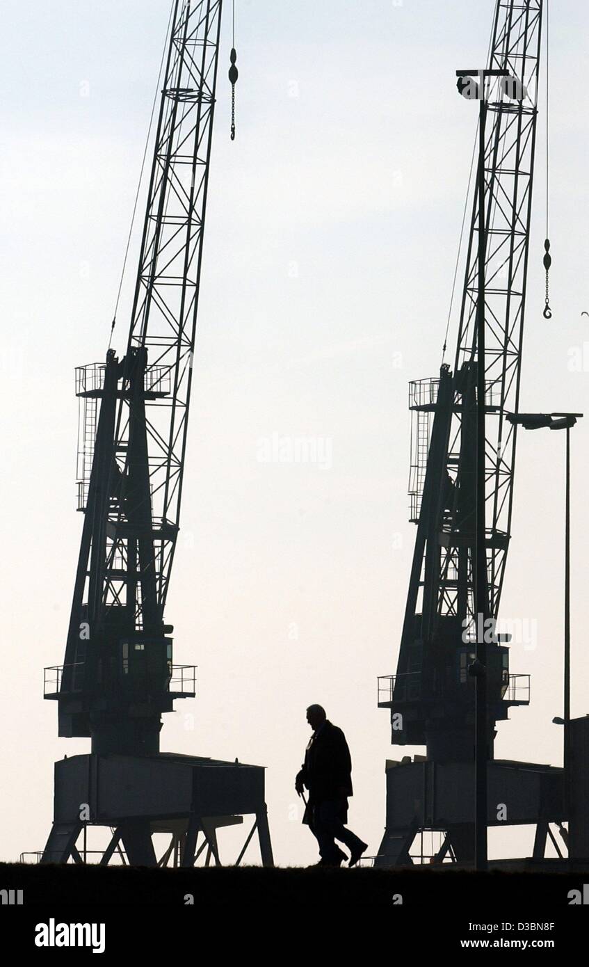 Two cranes hi-res stock photography and images - Alamy