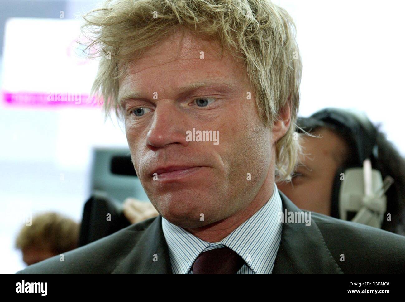 (dpa) - Goal keeper Oliver Kahn has a serious look on his face when he ...