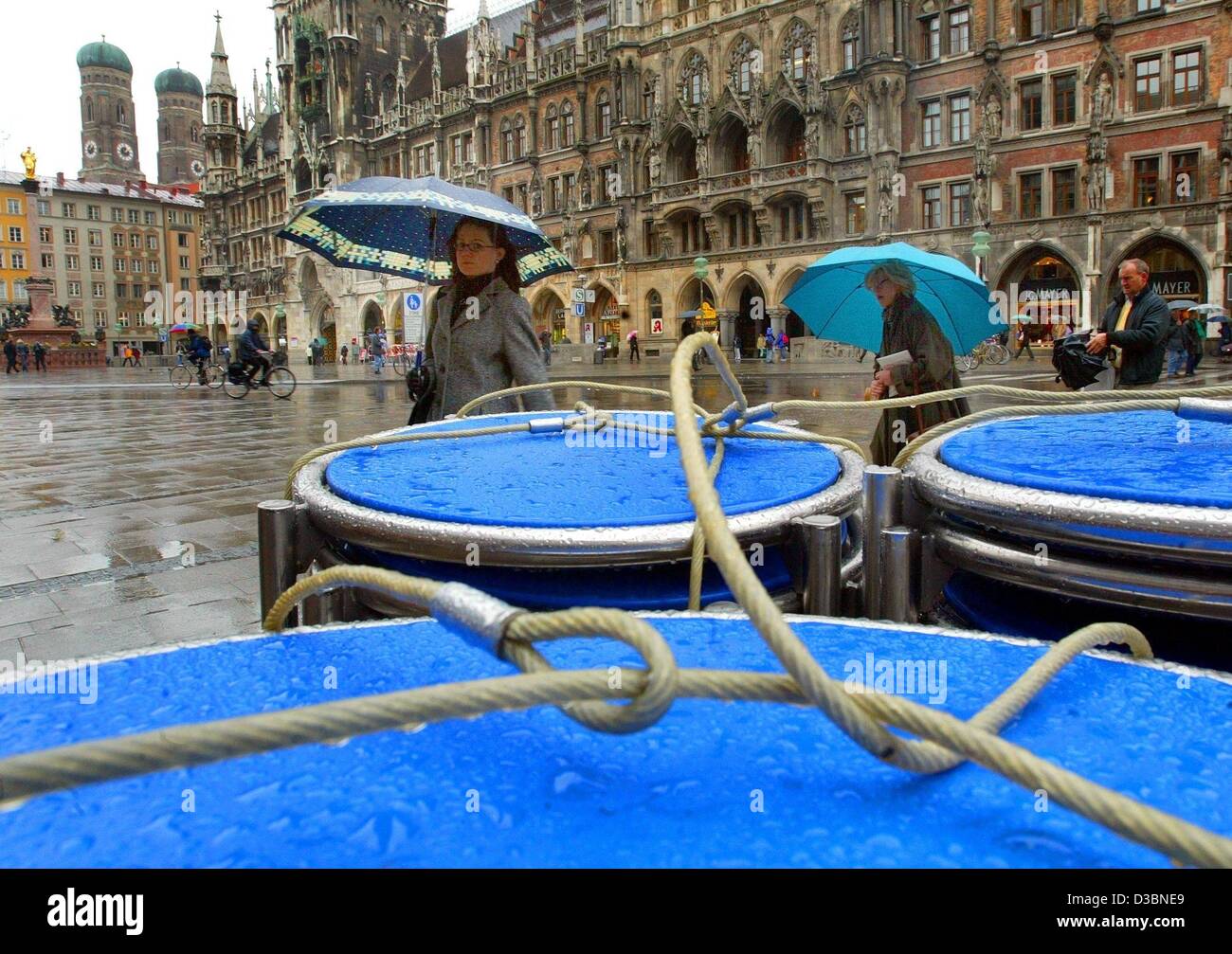 Hide from rain hi-res stock photography and images - Alamy