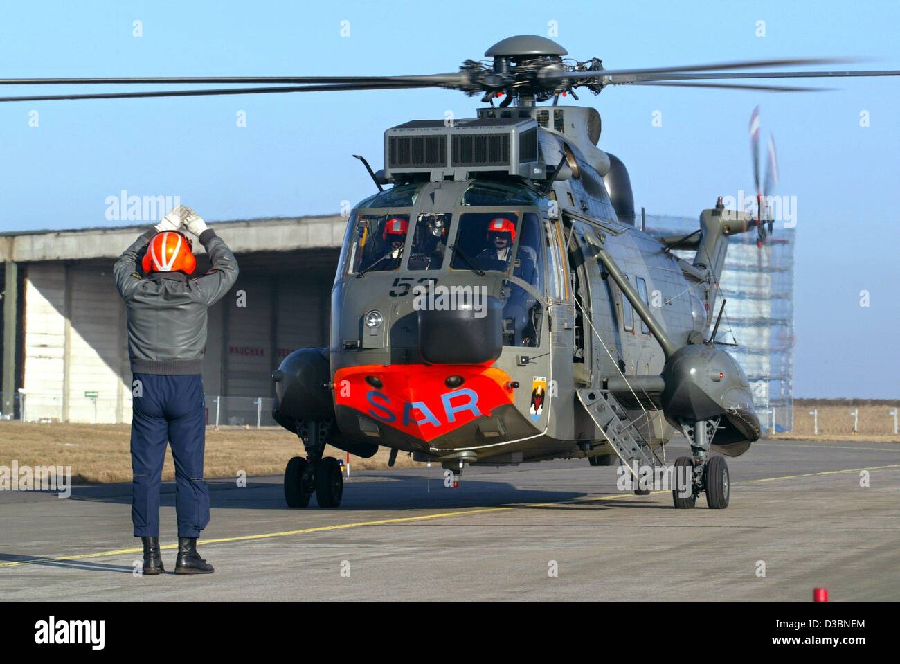 (dpa) - A SeaKing rescue helicopter of the German navy lands at the ...