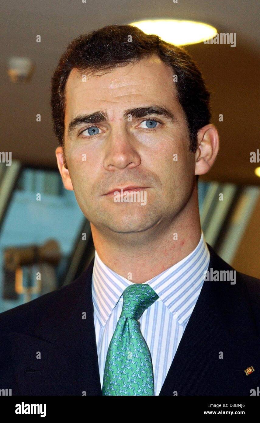 (dpa) - Spanish Crown Prince Felipe takes part in the official ...
