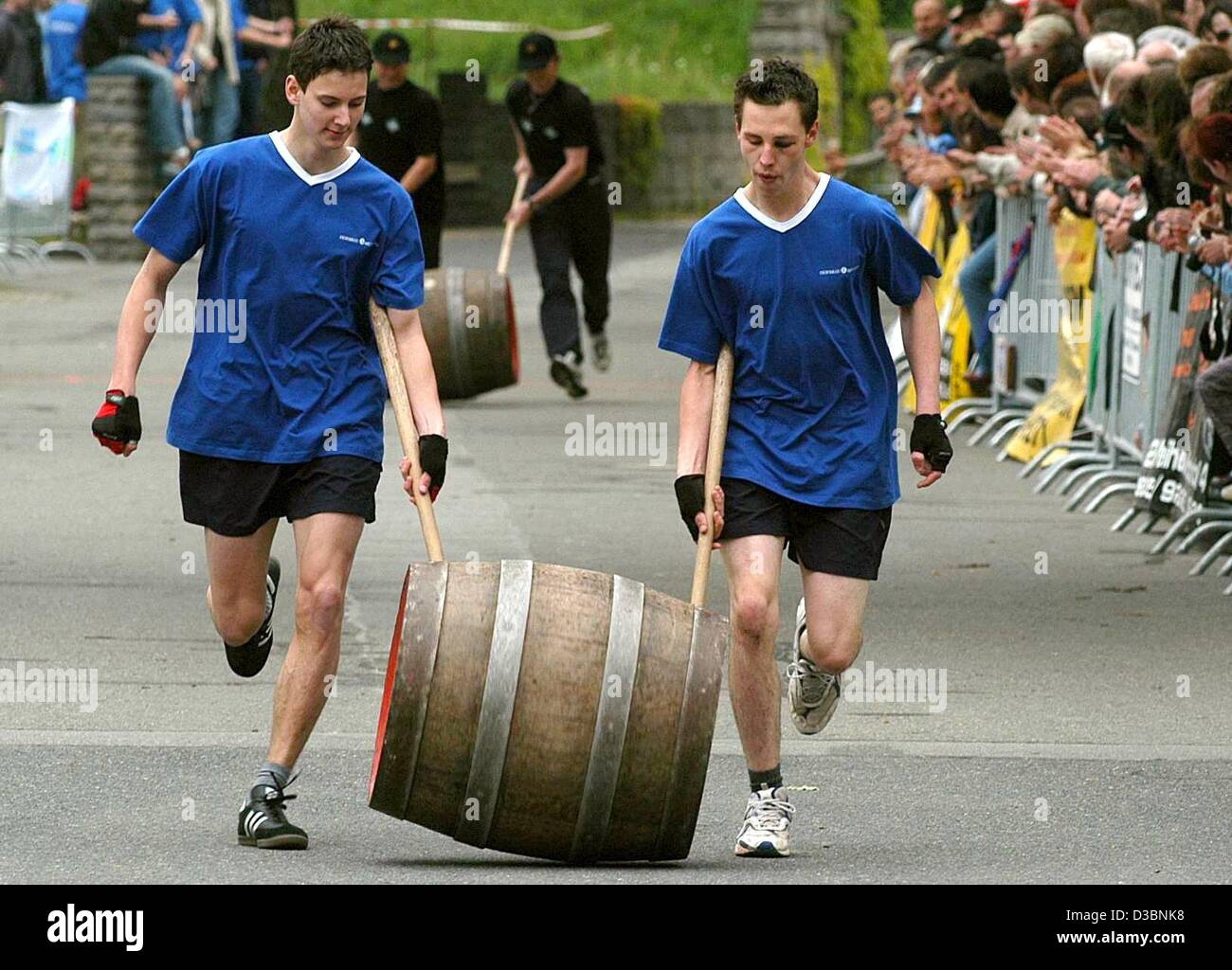 (dpa) - With the help of traditional wooden sticks two men roll a beer ...