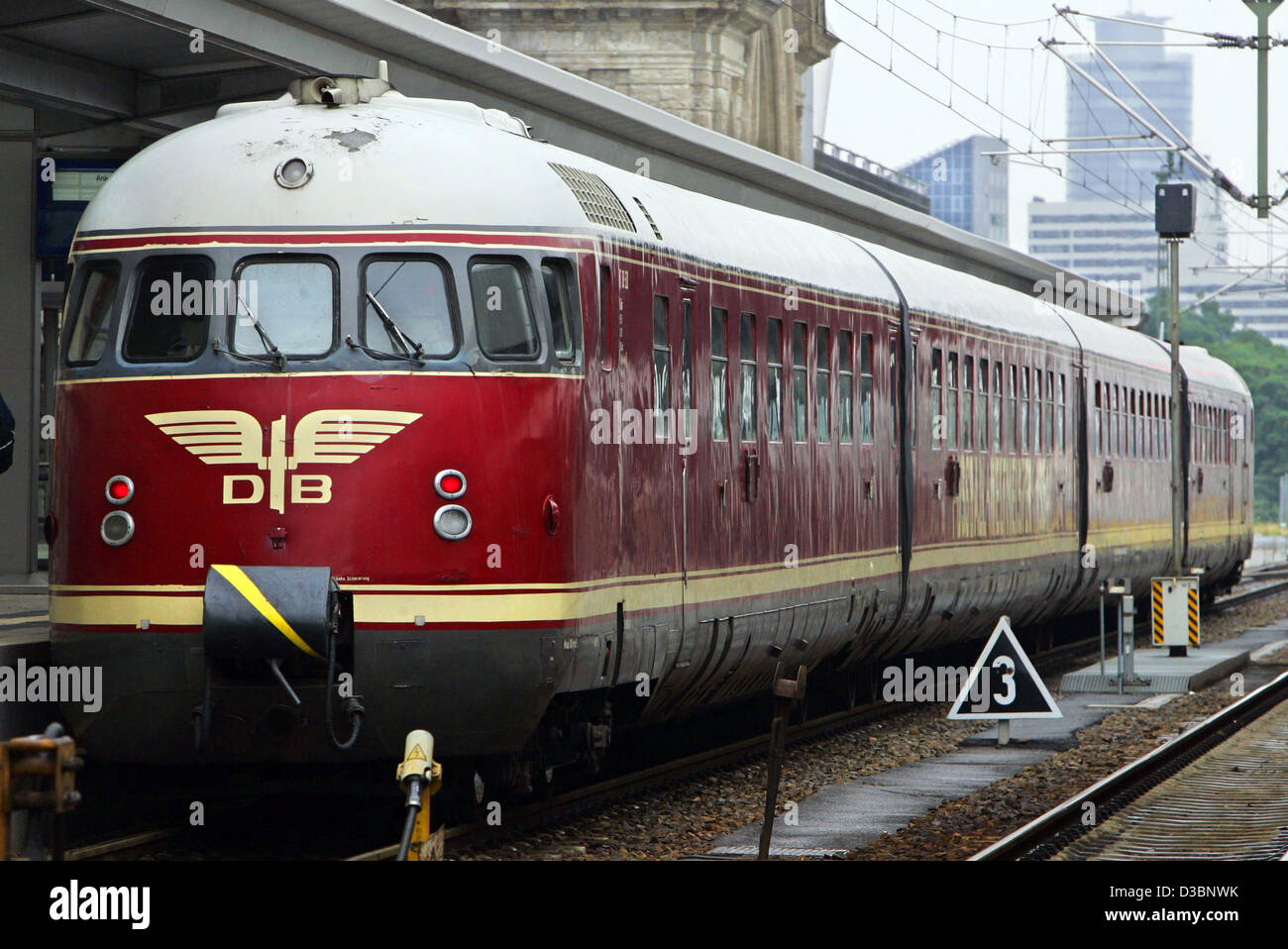 (dpa) - The historic 'world champion train' from 1954 arrives during a ...