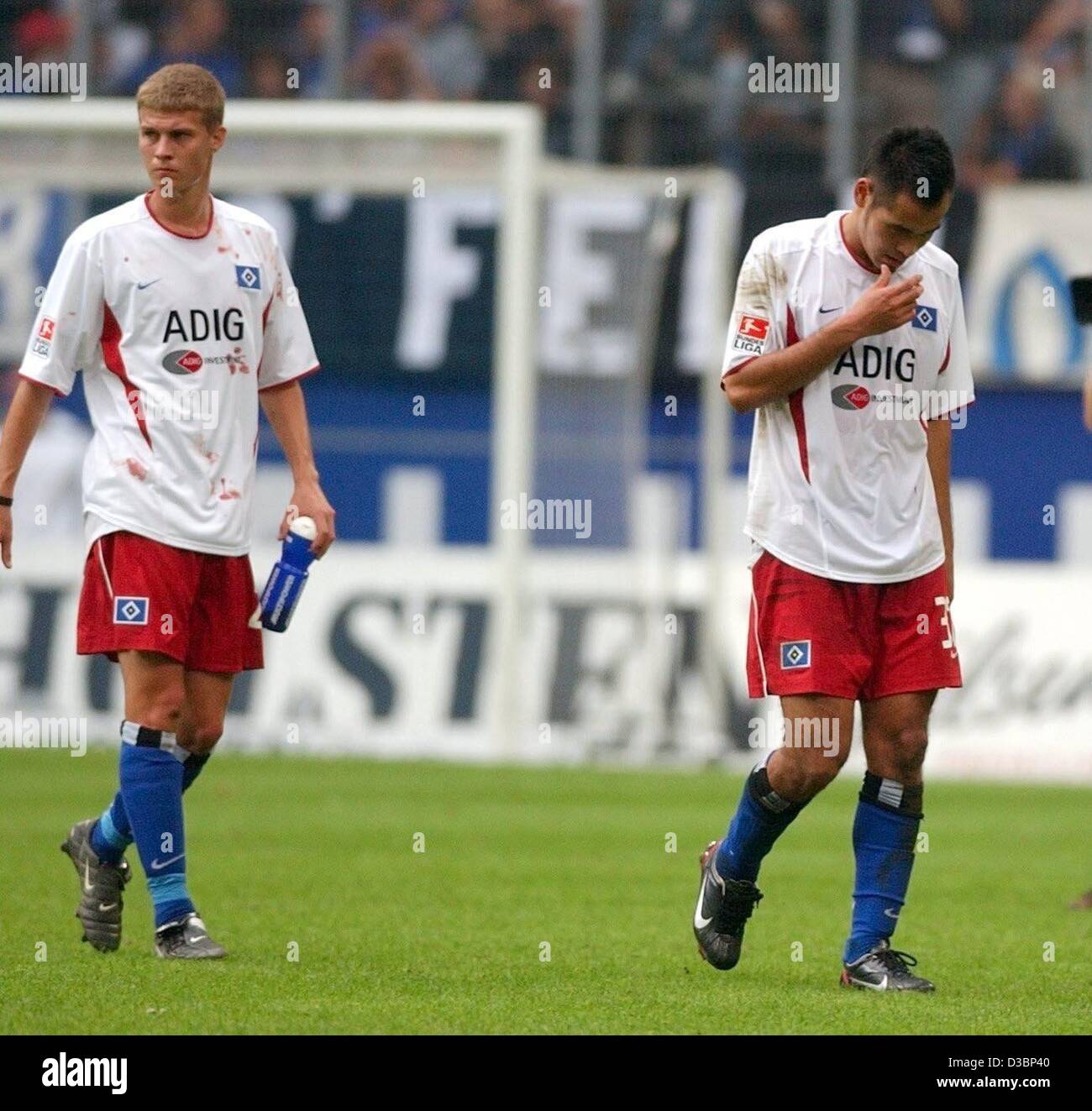 (dpa) - Hamburg's players Stephan Kling (L) and Naohiro Takahara leave ...