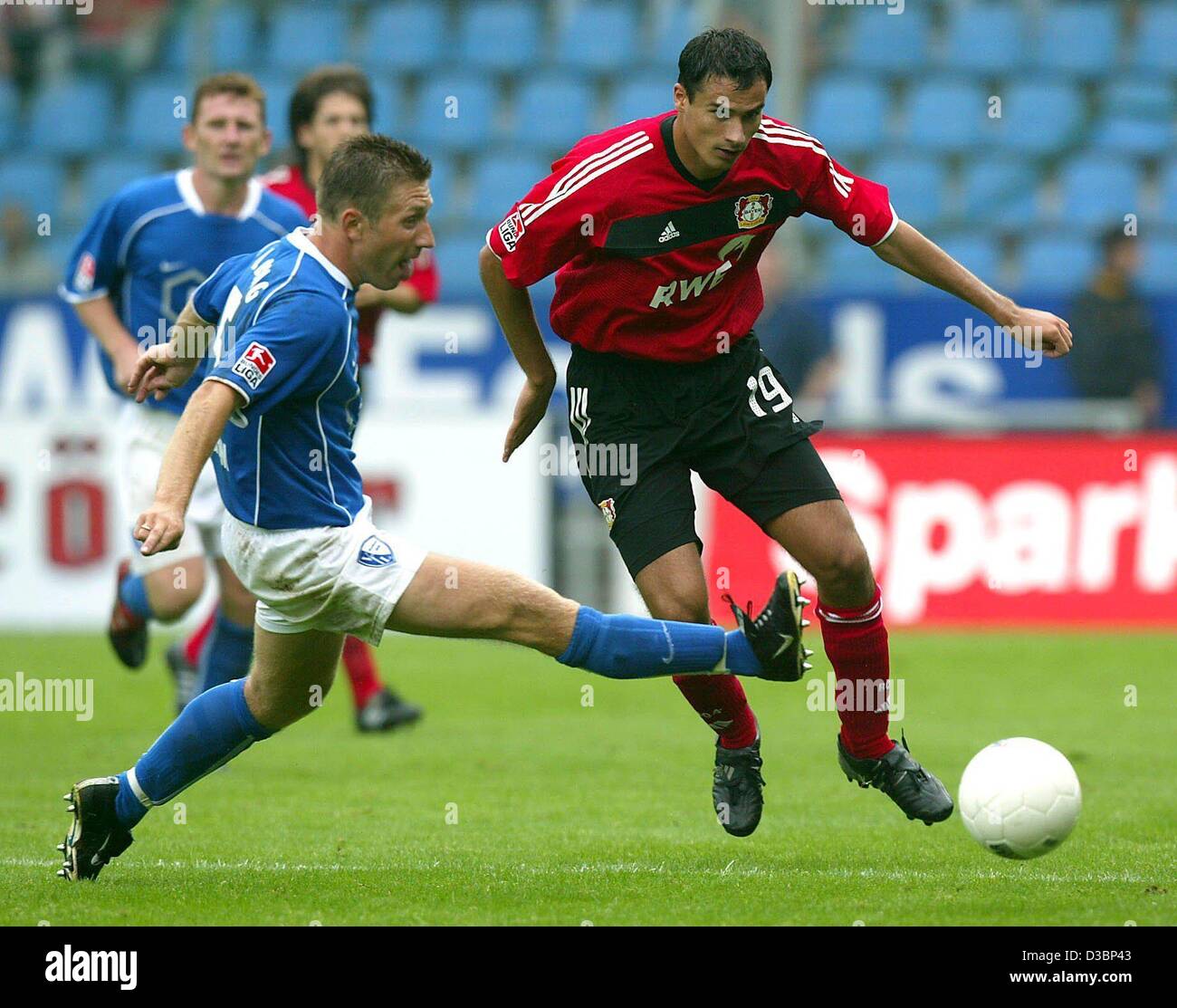 Ball game between defender hi-res stock photography and images - Alamy