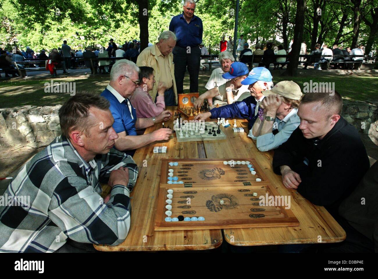 (dpa) - Russians are playing chess and backgammon in a park in Riga ...