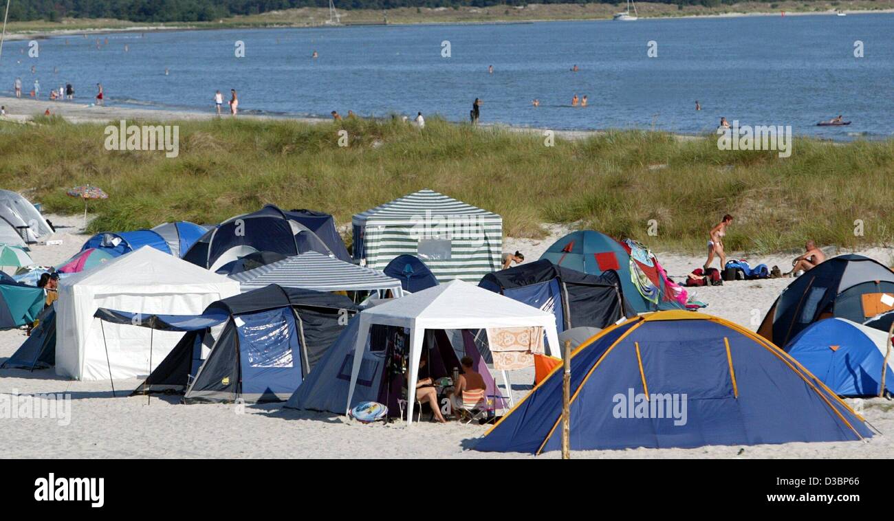 (dpa) - Groups of tents stand on a sandy beach on the Regenbogen-Camp ...