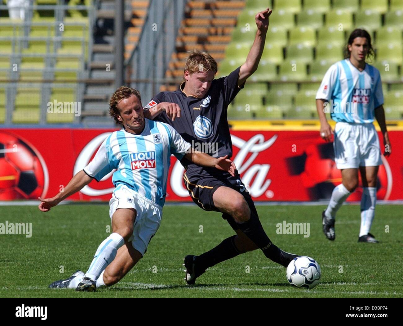 (dpa) - Munich's midfielder Roman Tyce from Czechia (L) vies for the ...